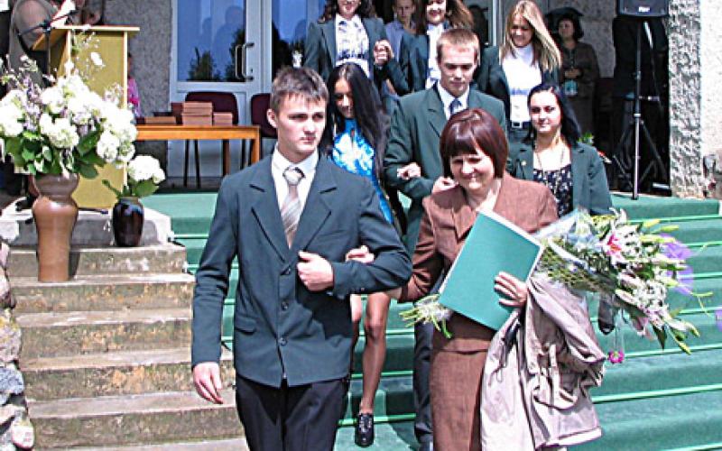 Lizdeikos gimnazistams įteikti brandos atestatai | Šiaulių kraštas