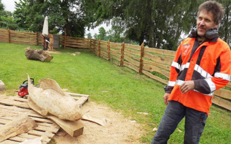 Suomių meistrai mokosi drožti prieverpstes | Šiaulių kraštas