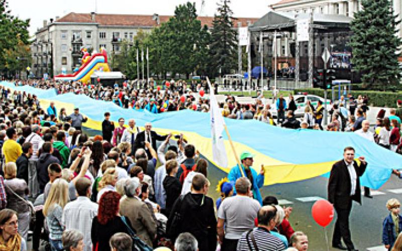 Šventinėje eisenoje plazdėjo Ukrainos vėliava | Šiaulių kraštas