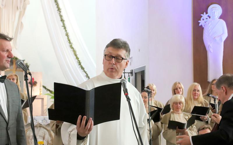 Dainuojantis kunigas dalijasi paveldėta Dievo dovana | Šiaulių kraštas